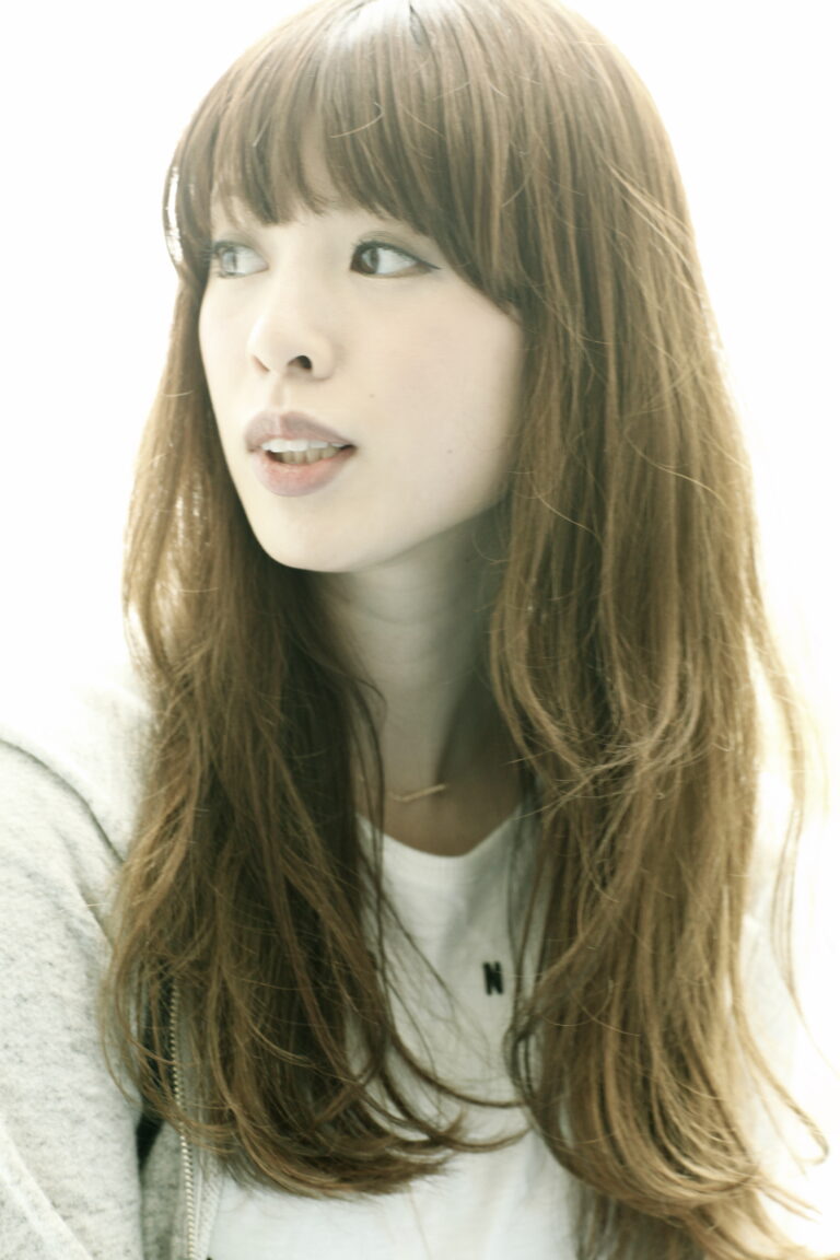 ニュアンスロングな伸ばしかけセミウエットで無造作でくせ毛風 | 表参道・南青山の美容室・美容院 Roops（ループス）