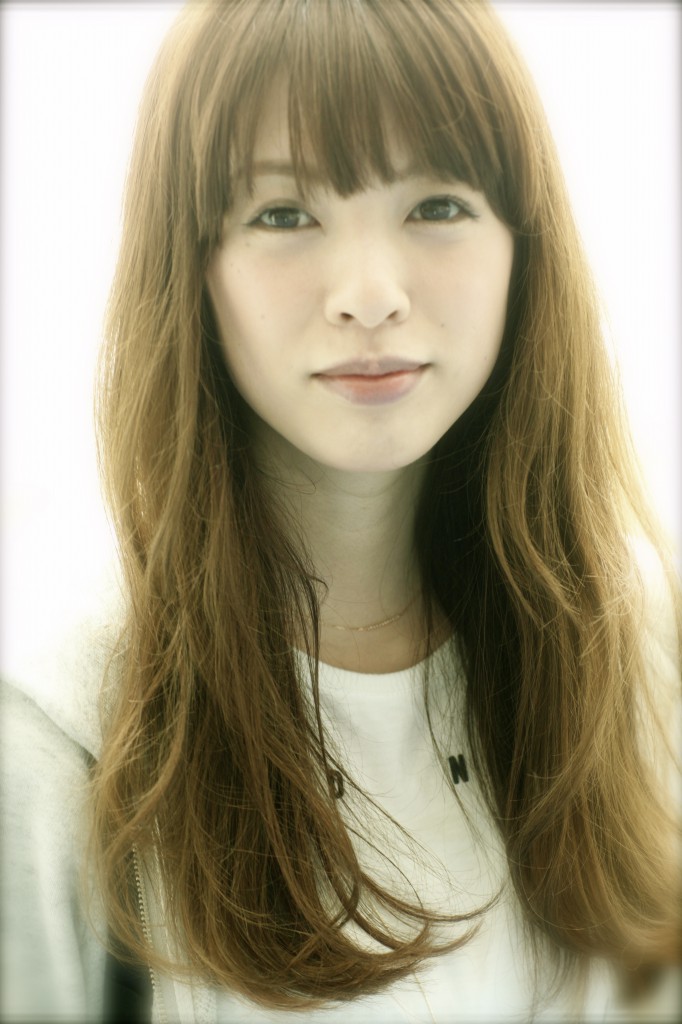 ニュアンスロングな伸ばしかけセミウエットで無造作でくせ毛風 | 表参道・南青山の美容室・美容院 Roops（ループス）